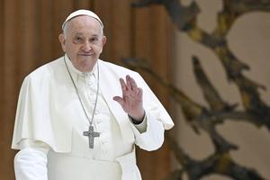 Michigan Pilgrim Buys New Skull Cap, Gets Pope Francis to Wear It ...